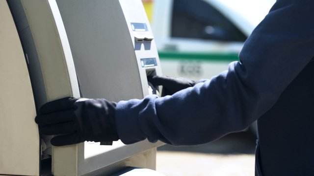 Cảnh sát New York bắt giữ cặp cha con trộm máy ATM - MK GROUP